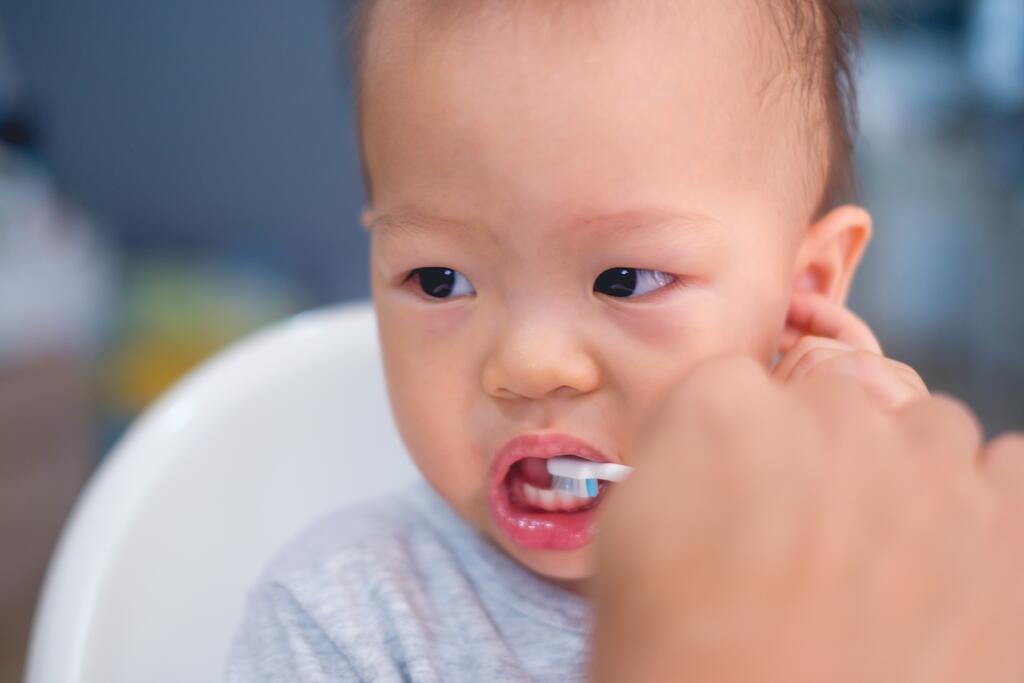 Cleaning your baby's teeth